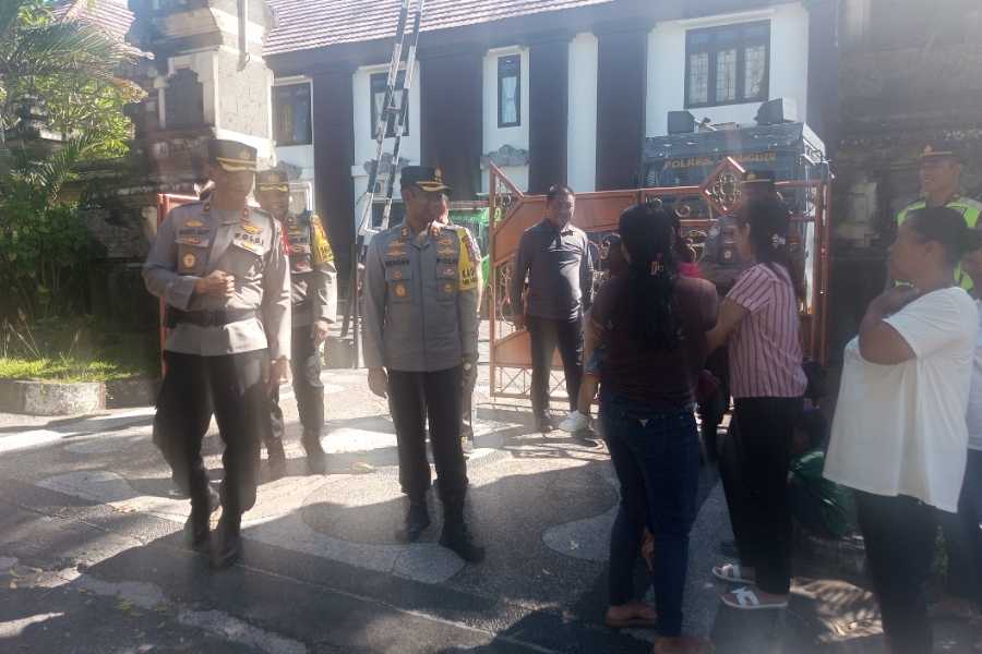 Ratusan Polisi Amankan Sidang Pembakaran Resort di Bugbug | BALIPOST.com