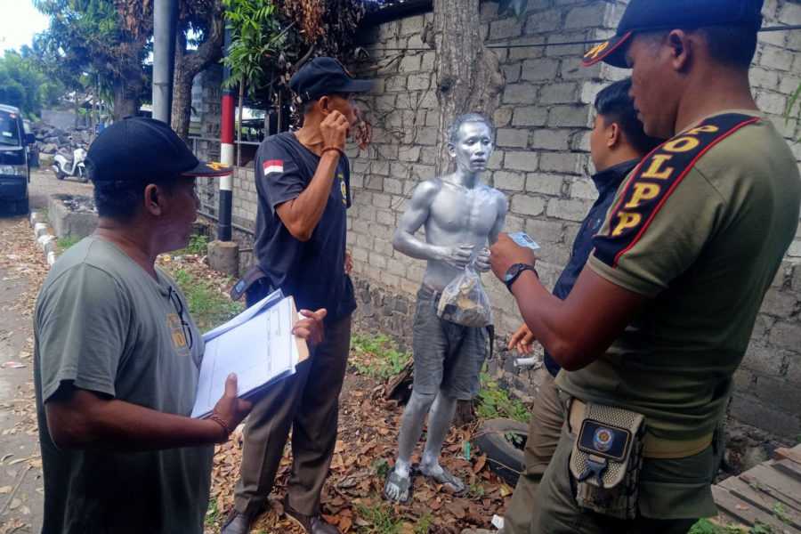 Satpol PP Tertibkan Gepeng “Manusia Silver” | BALIPOST.com
