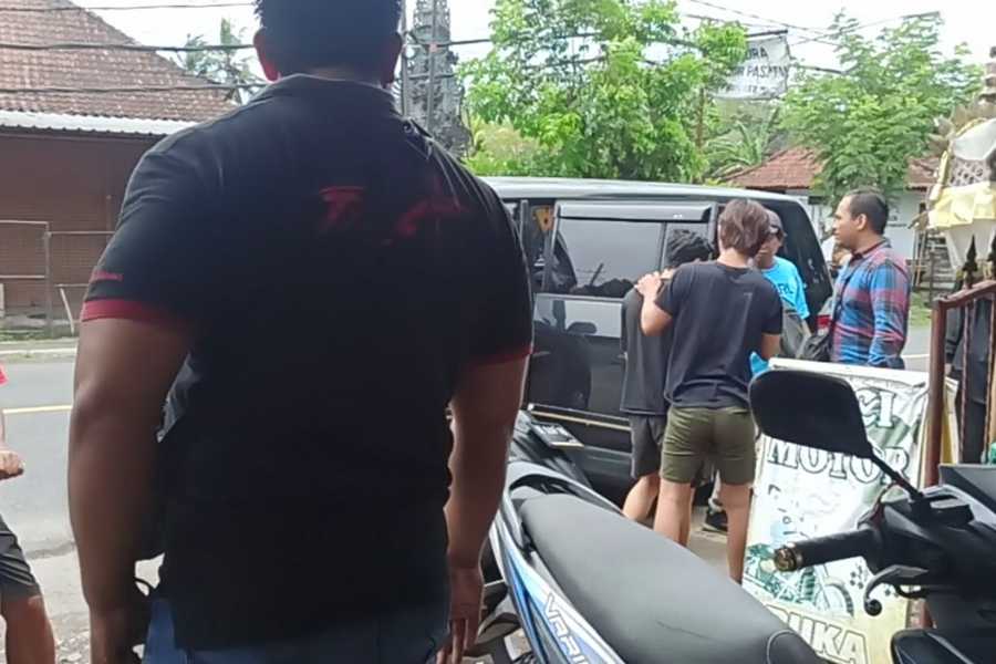 Terduga Pelaku Perusakan Baliho PDIP di Pohsanten Diamankan | BALIPOST.com