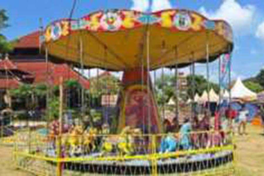 Nyetrum, Wahana Komidi Putar di Pekan Raya Budaya Klungkung Dipasangi ...