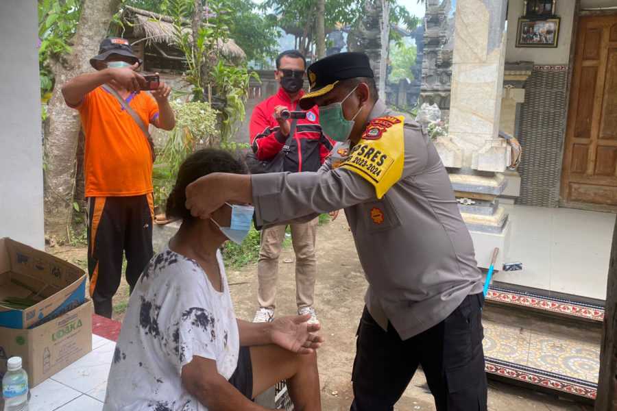 Asap TPA Sente Makin Tebal, Polisi Bagikan Masker | BALIPOST.com