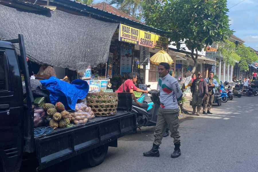 Berjualan di Fasum, Satpol PP Semprit Pedagang di Ubud | BALIPOST.com