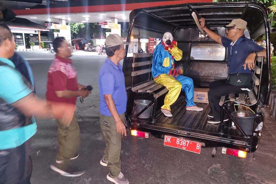 Ditertibkan, Badut dan Pengamen di Denbar | BALIPOST.com