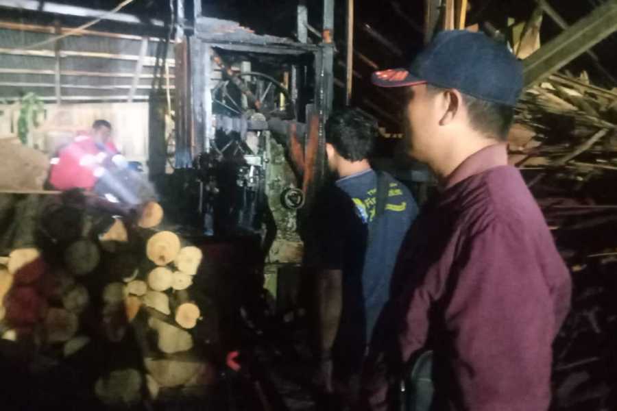Gegara Puntung Rokok, Gudang Kayu di Sema Agung Terbakar | BALIPOST.com