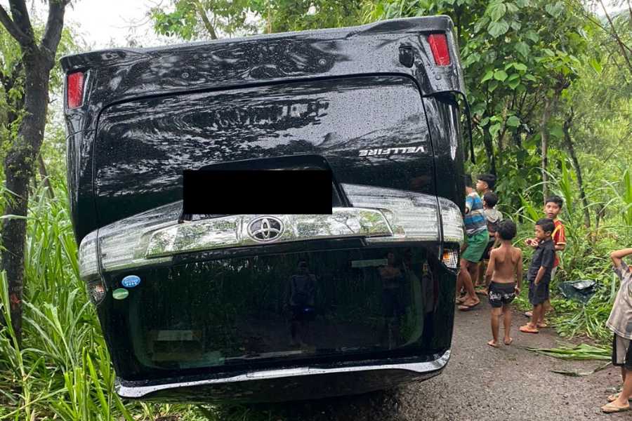 Hendak Melayat ke Bondalem, Mobil Rai Mantra Terbalik di Desa ...