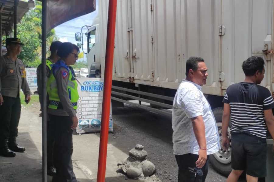 Hendak Nyalip Truk, Pemotor Perempuan Tewas Terlindas | BALIPOST.com