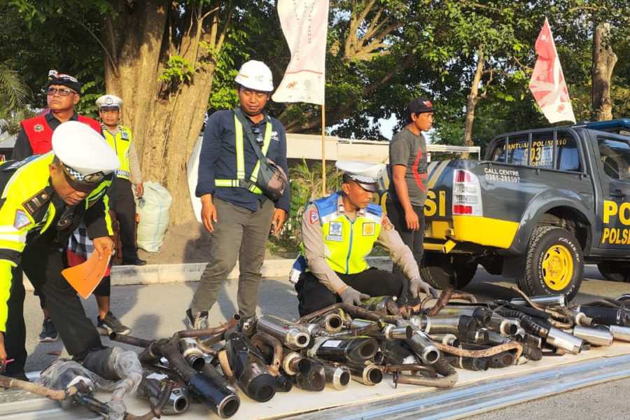 Jelang Akhir Tahun, Ratusan Knalpot Brong Dimusnahkan 1 | BALIPOST.com Jelang Akhir Tahun, Ratusan Knalpot Brong Dimusnahkan 1 | BALIPOST.com