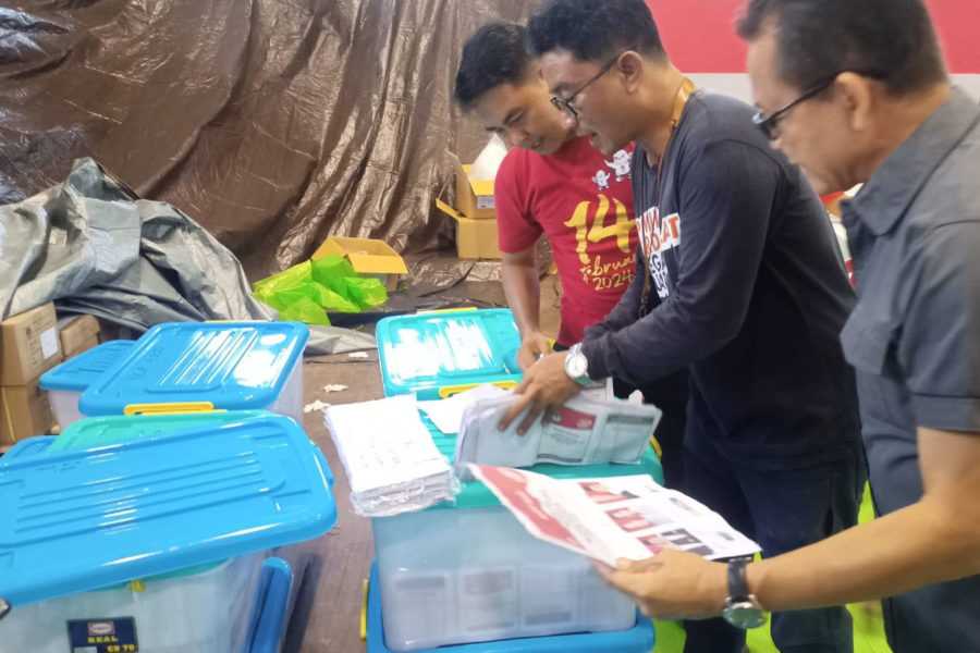 KPU Karangasem Temukan Ratusan Surat Suara Rusak 1 | BALIPOST.com KPU Karangasem Temukan Ratusan Surat Suara Rusak 1 | BALIPOST.com