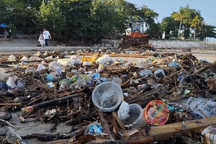 Sampah Kiriman Mulai Menepi di Pantai Kuta | BALIPOST.com