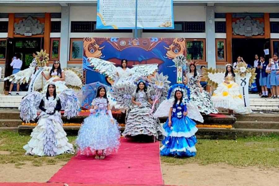 Siswa SMAN 1 Tembuku Sulap Barang Bekas Jadi Gaun 1 | BALIPOST.com Siswa SMAN 1 Tembuku Sulap Barang Bekas Jadi Gaun 1 | BALIPOST.com