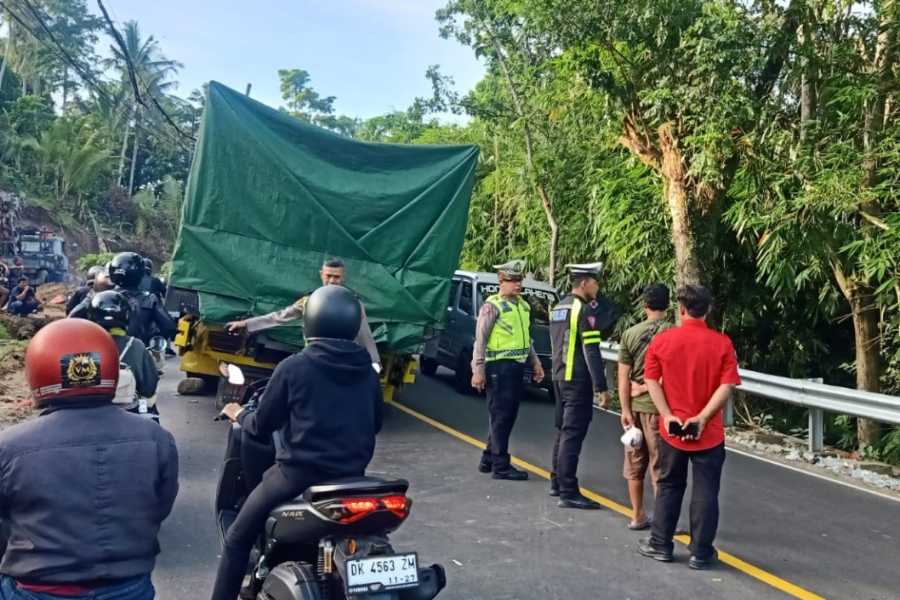 Tiga Truk Mogok dan Salah Satunya Terguling, Jalur Denpasar-Gilimanuk ...