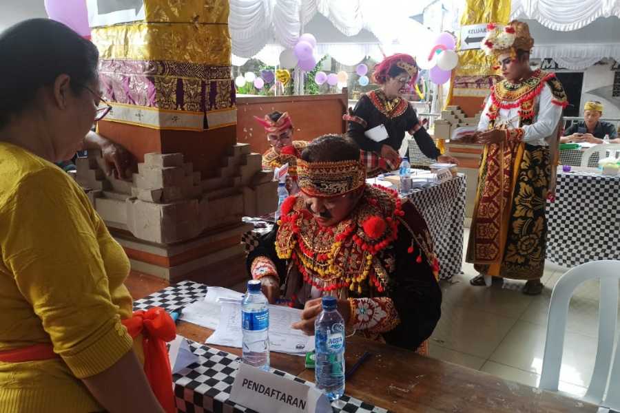 Penari Arja Layani Warga di Banjar Blumbang Nyoblos | BALIPOST.com