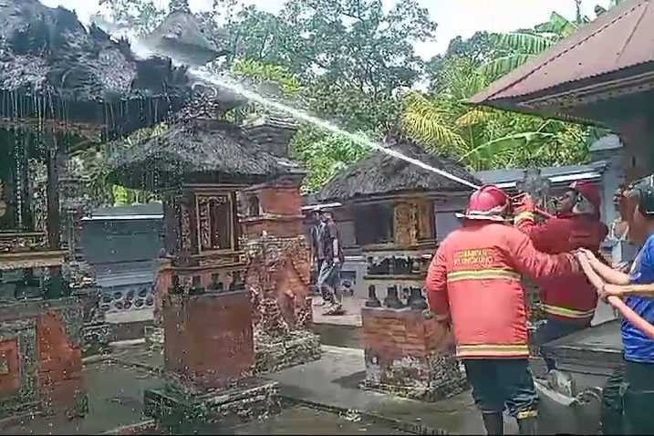 Bakar Sampah, Pelinggih Pura Paibon Pasek Gelgel Ikut Terbakar ...