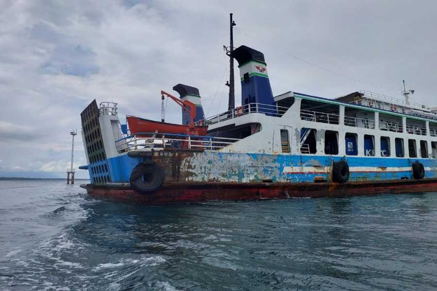 KMP Kandas Terseret Arus di Perairan Gilimanuk, Puluhan Penumpang Dievakuasi | BALIPOST.com