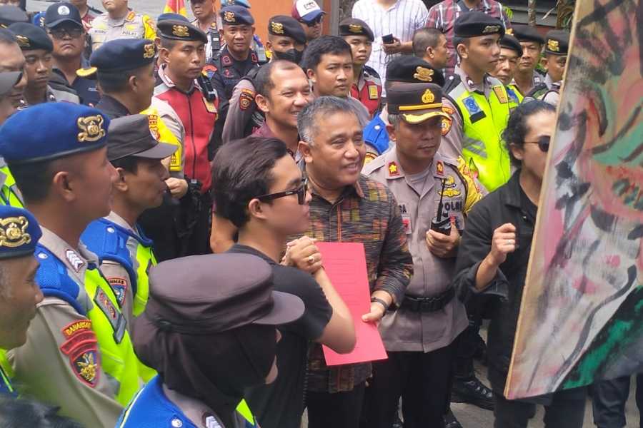 Mahasiswa Gelar Demo, Ratusan Polisi Lakukan Pengamanan | BALIPOST.com Mahasiswa Gelar Demo, Ratusan Polisi Lakukan Pengamanan | BALIPOST.com