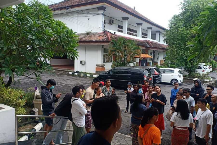 Puluhan Masyarakat Ber-KTP Luar Bali "Gerudug" KPU Bali | BALIPOST.com