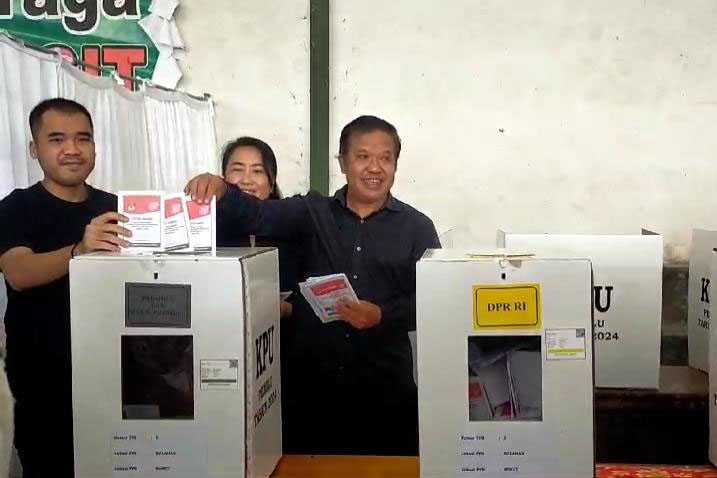 Sedana Arta Nyoblos Bareng Keluarga di TPS 005 Sulahan | BALIPOST.com