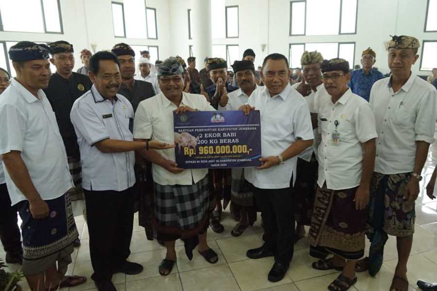 Pemkab Serahkan BKK dan Bantuan Babi untuk Desa Adat se-Jembrana | BALIPOST.com