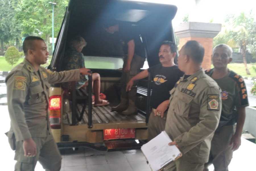 Diduga Tak Mampu Bayar Sewa Vila, Perempuan Rusia Mengamuk Di Ubud 2 ... Diduga Tak Mampu Bayar Sewa Vila, Perempuan Rusia Mengamuk Di Ubud 2 ...