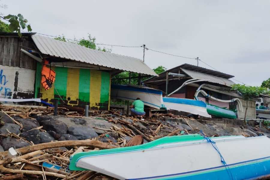 Dihantam Gelombang, Sejumlah Perahu Nelayan di Buleleng Rusak | BALIPOST.com