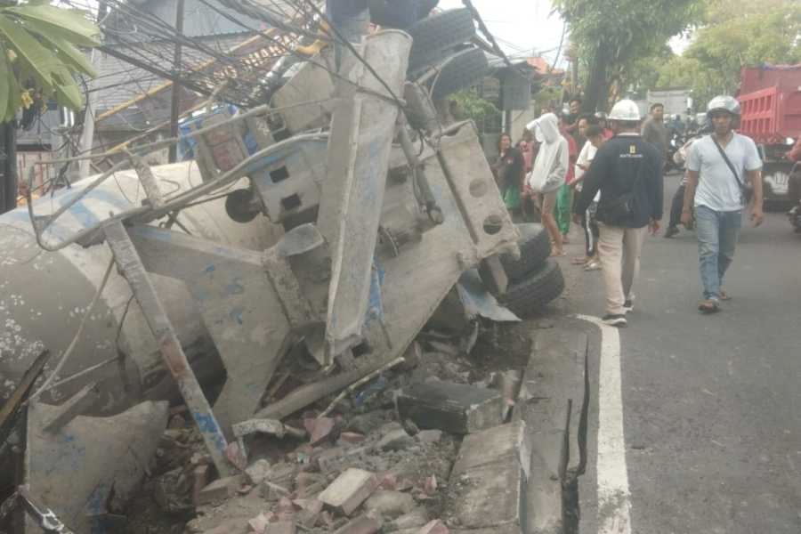 Hindari Pemotor, Truk Molen Terguling di Sempidi | BALIPOST.com