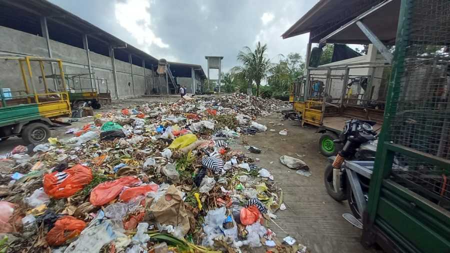 Alat Berat Rusak, Sampah TPA Meluber 1 | BALIPOST.com Alat Berat Rusak, Sampah TPA Meluber 1 | BALIPOST.com