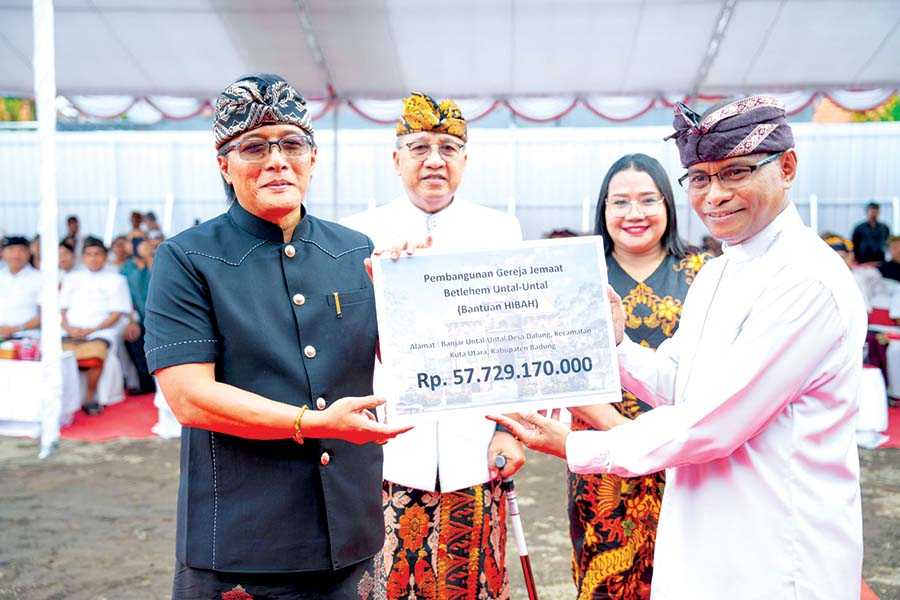 Bupati Giri Prasta Meletakkan Batu Pertama Pembangunan GKPB Dalung ...