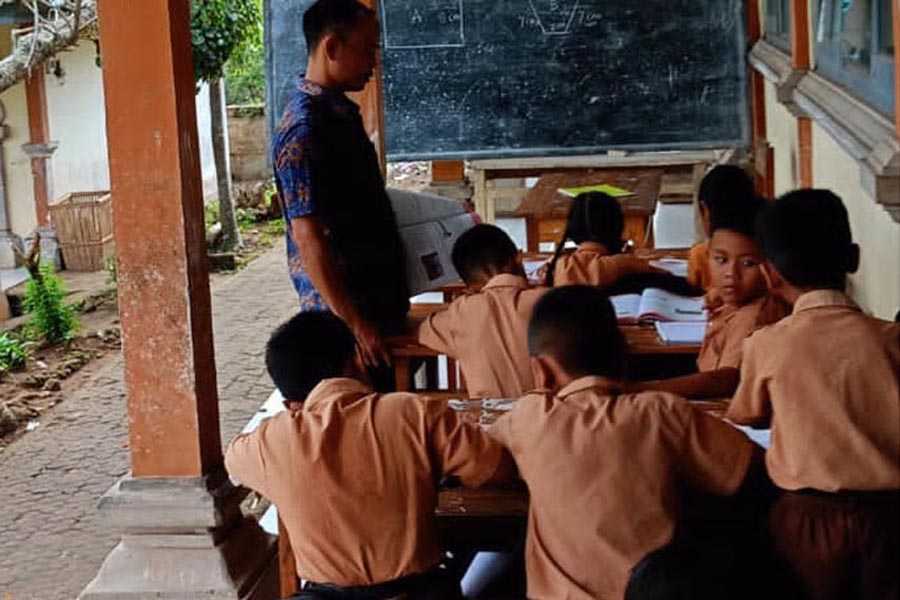 Gedung Nyaris Roboh, Siswa SD Terpaksa Belajar di Luar Kelas | BALIPOST.com