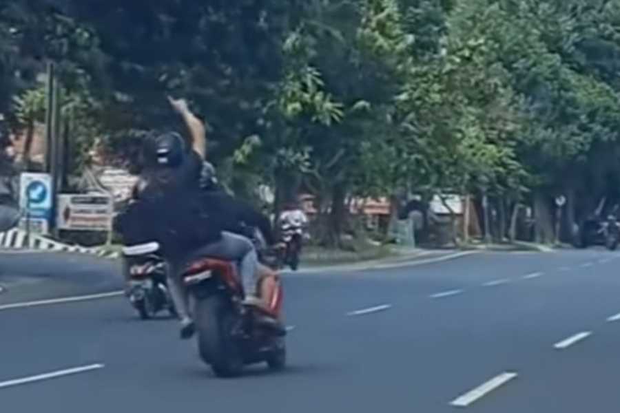 Viral di Medsos, Pemotor Ugal-ugalan Sambil Geber Gas || BaliPost.com - - www.teras.id