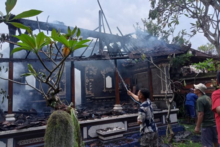 Bangunan Bale Daja Terbakar, Tiga Armada Dikerahkan | BALIPOST.com