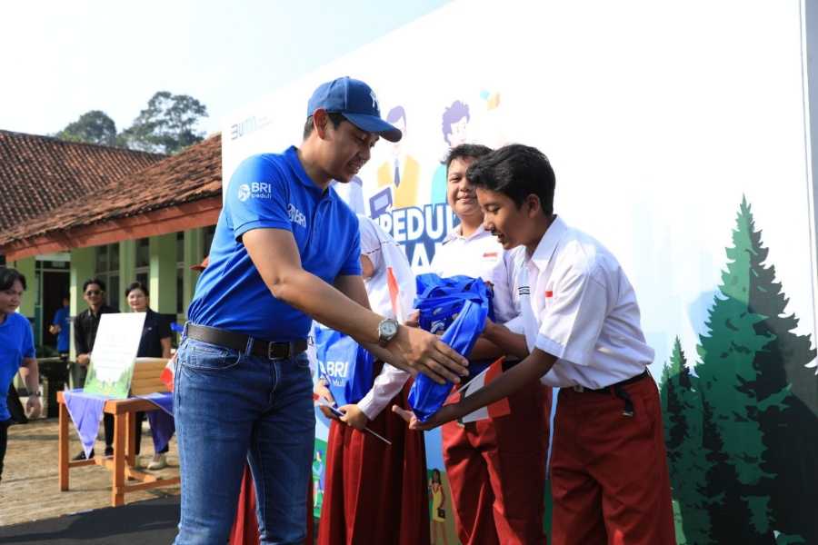 BRI Peduli Salurkan Bantuan CSR Di SDN 01 Dan 02 Gunung Geulis Bogor 1 ... BRI Peduli Salurkan Bantuan CSR Di SDN 01 Dan 02 Gunung Geulis Bogor 1 ...