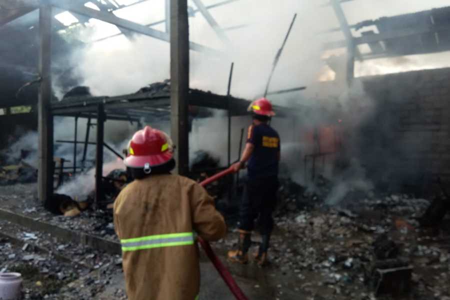 Gudang Kerajinan Kayu di Belega Terbakar, Kerugian Capai Miliaran Rupiah | BALIPOST.com