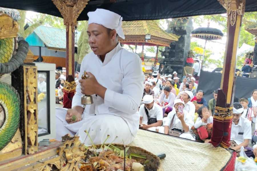 I Jro Saba, Ngayah Jadi Pemangku Sejak Kelas 1 SD | BALIPOST.com