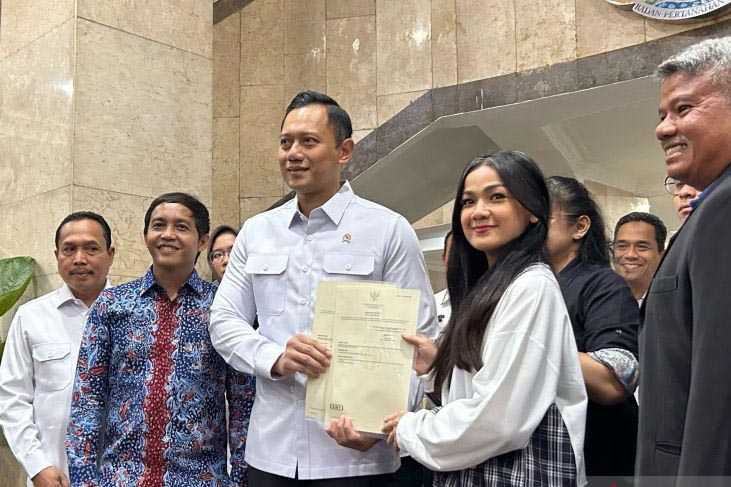 Menteri AHY Serahkan Dua Sertifikat Tanah ke Nirina Zubir | BALIPOST.com