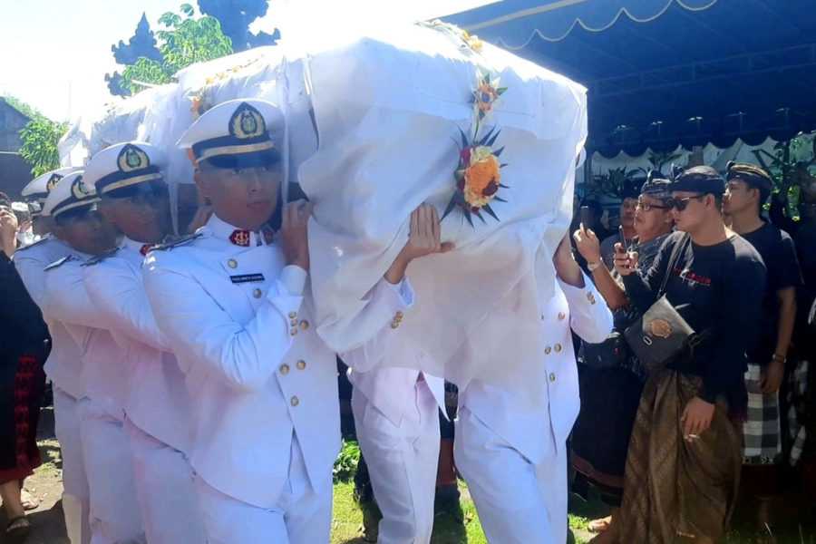 "Pengabenan" Putu Satria Disertai Upacara Pelepasan oleh Taruna STIP ...