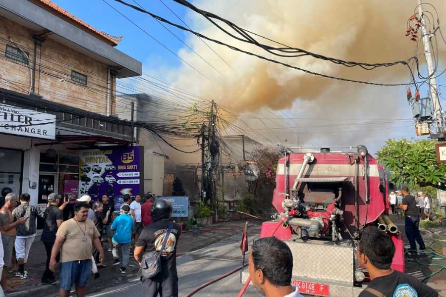 Percikan Api di Kabel Listrik Picu Kebakaran Restoran di Canggu ...