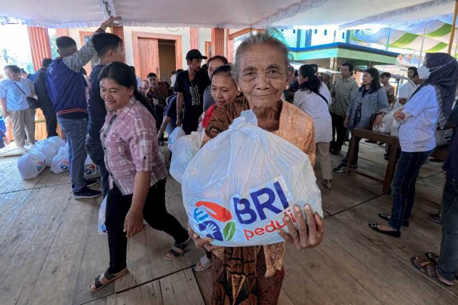 Peringati Waisak, BRI Peduli Salurkan Sapras Vihara dan Bagikan Sembako | BALIPOST.com