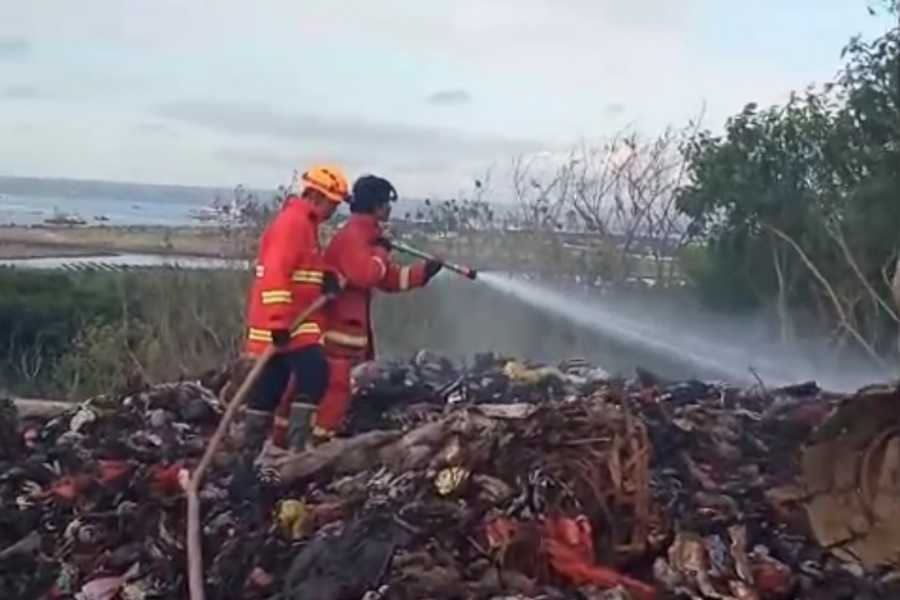 Proses Pendinginan Kebakaran TPA Suwung Dilakukan Tim Gabungan | BALIPOST.com