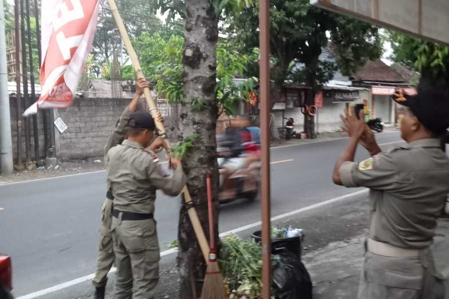 Langgar Perda, Puluhan Umbul-umbul dan Baliho Diturunkan | BALIPOST.com