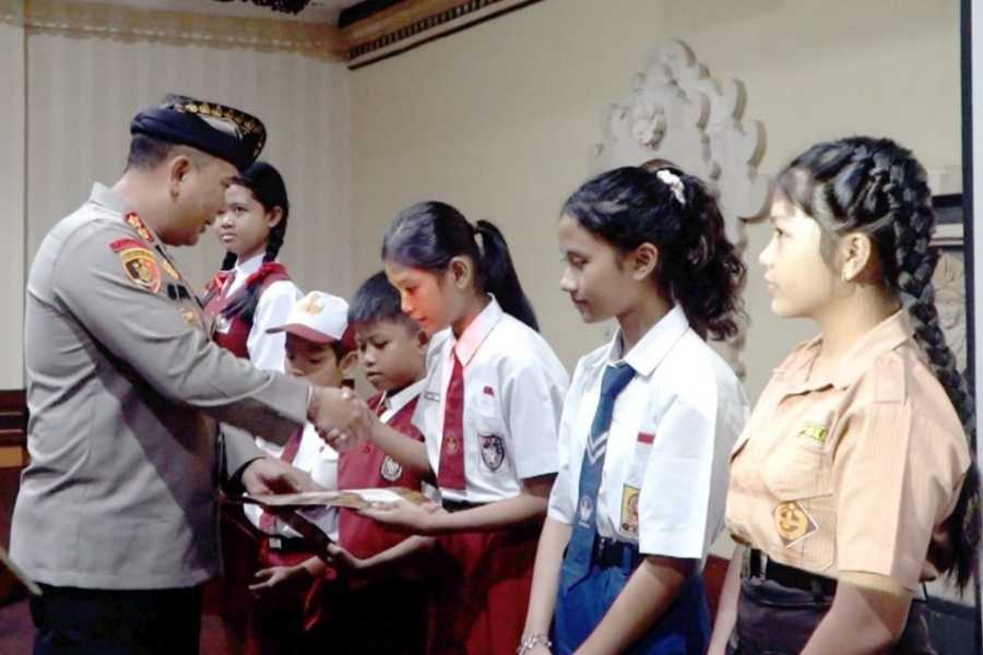 Sambut Hari Bhayangkara, Polresta Denpasar Berikan Beasiswa Pelajar Berprestasi | BALIPOST.com