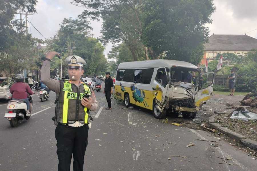 Dua Mobil Tabrakan di Renon, Sejumlah Penumpang Terluka | BALIPOST.com