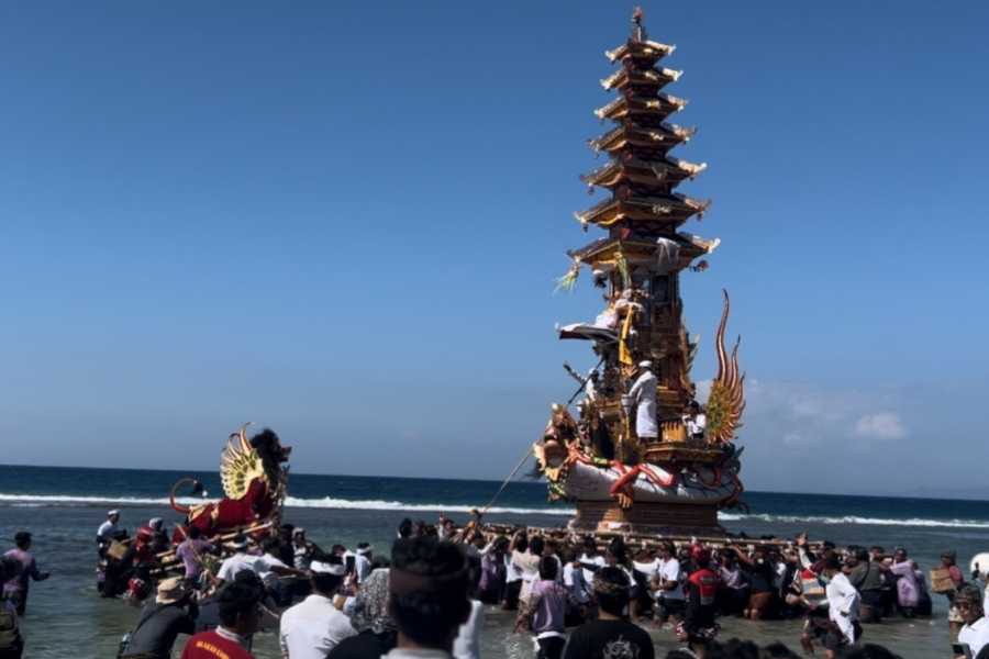Ngaben Massal Desa Adat Karangsari, Bade Diarak di Pantai | BALIPOST.com