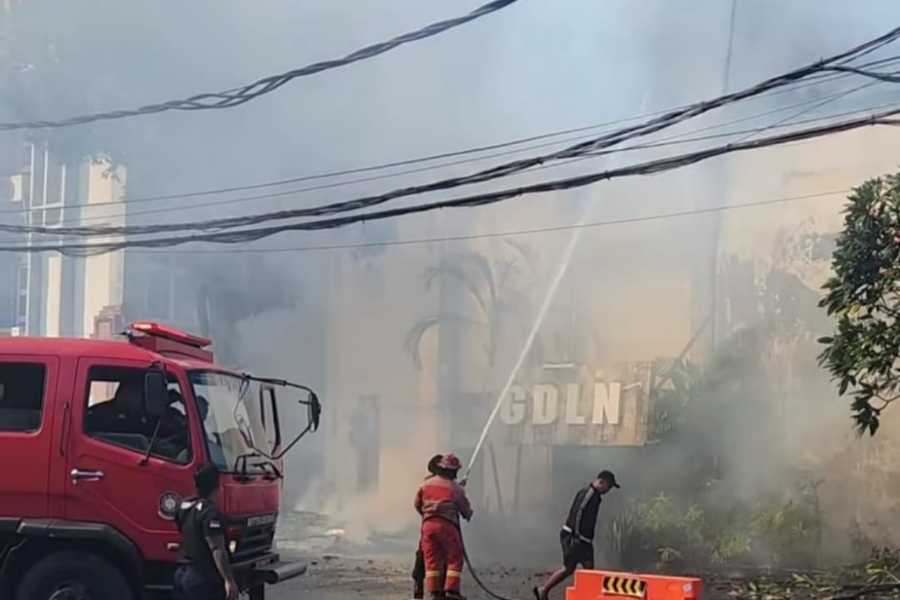 Sebelum GDLN Unud Terbakar, Terdengar Suara Ledakan | BALIPOST.com