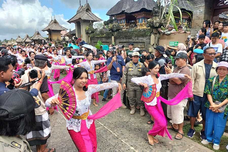Tari Joged Bungbung Kolosal Ramaikan Pembukaan Festival Penglipuran ...