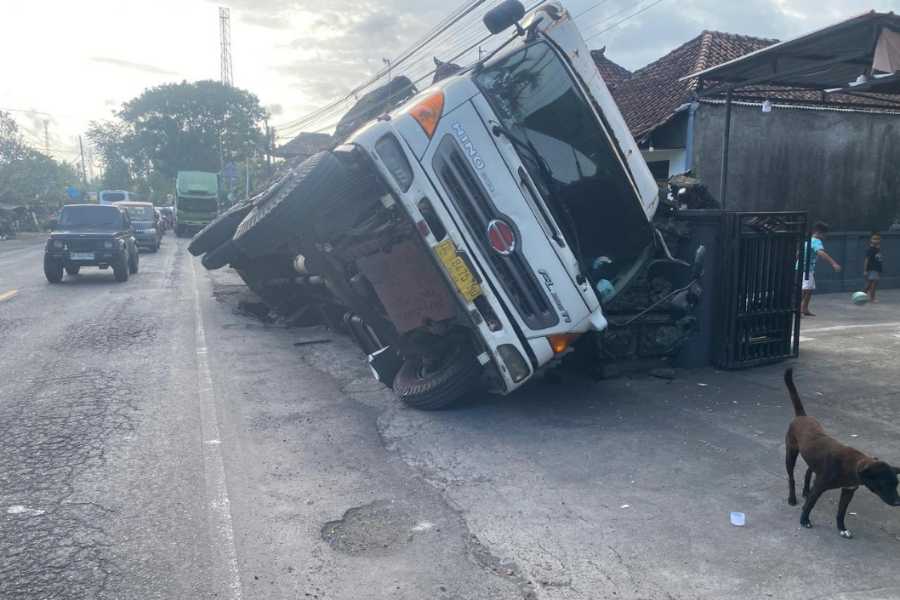 Truk Tronton Terbalik di Jalan Denpasar-Gilimanuk | BALIPOST.com
