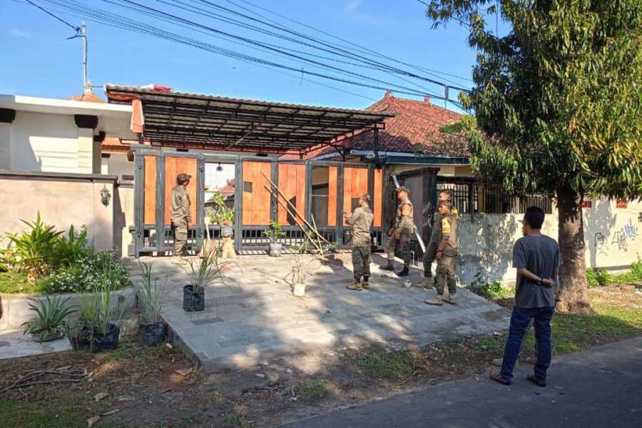 Diduga Depresi, Pagar Rumah Dinas Pemda Buleleng Dirusak ODGJ | BALIPOST.com