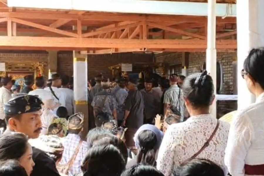 Keluarga dan Kerabat Iringi Pengabenan Prof. Antara di Krematorium ...