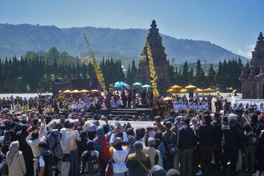Ribuan Wisatawan Saksikan Ruwatan Massal di Dieng | BALIPOST.com