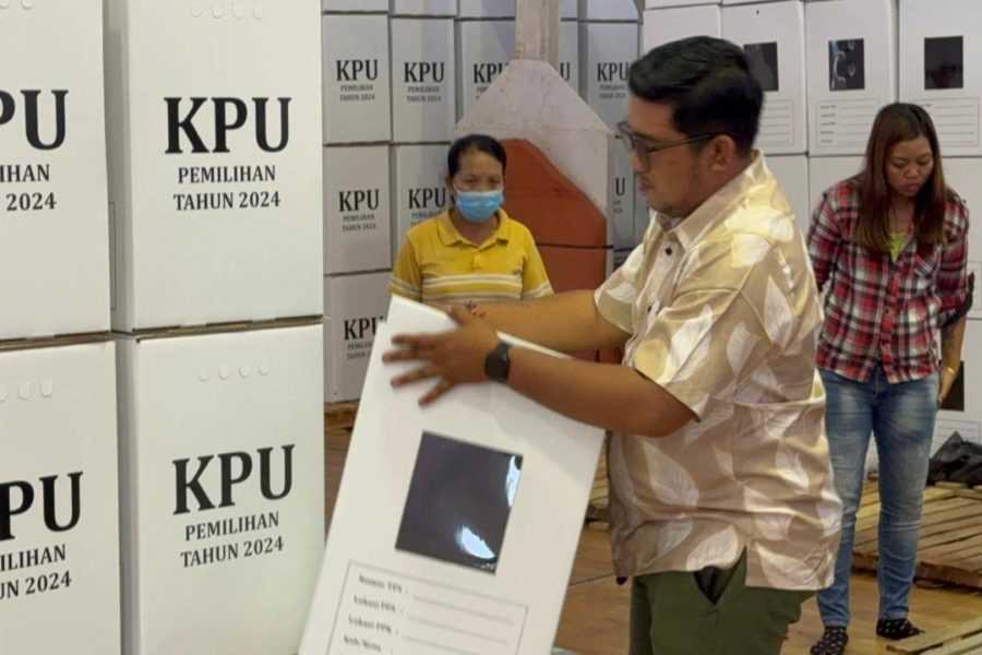 Jelang Pencoblosan, Ribuan Kotak Suara Pemilu Dirakit | BALIPOST.com