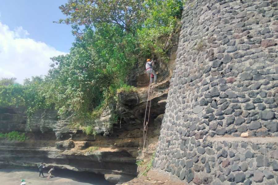 Penanganan Keretakan Tebing Tanah Lot, BWS Bali Penida Mulai Ukur dan ...